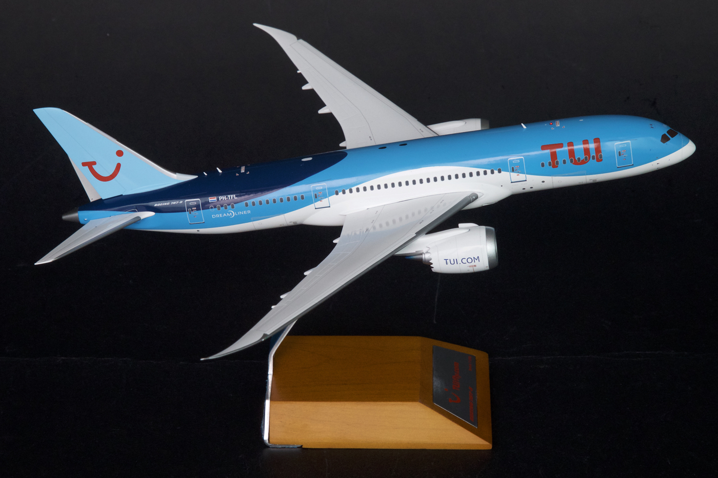 Scale Model Store.com :: JC Wings 1:200 - LH2004 - TUI Boeing 787-8